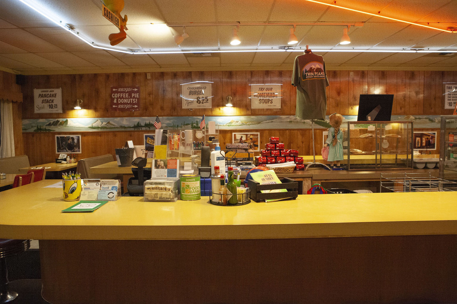 Twin Peaks Location - Becky and Steven Behind the Double R Diner | TWIN ...